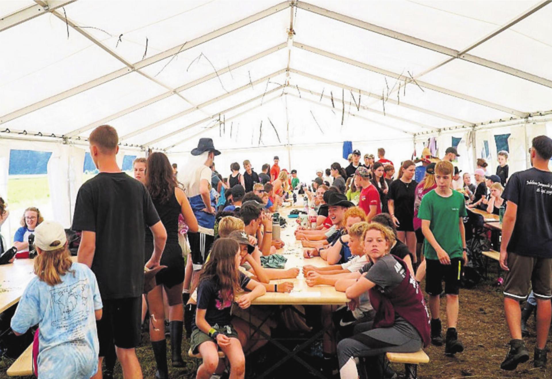 Im grossen Zelt verköstigt die Küchenmannschaft alle Kinder und Leiter ...