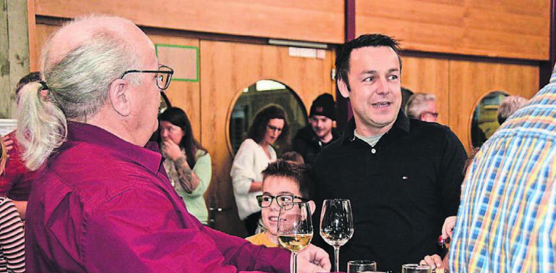 Gemeindeammann Peter Keusch (links) im Austausch mit der Bettwiler ...