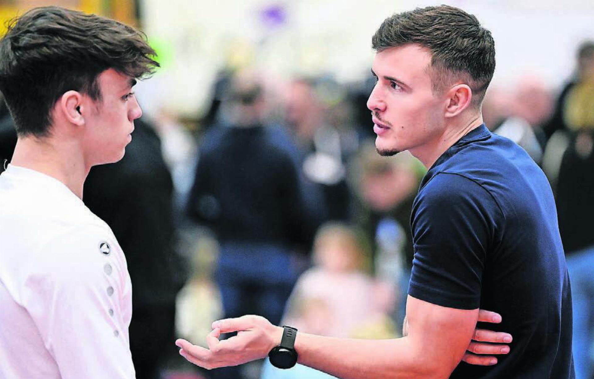 Freiamt-Trainer Michael Bucher (rechts) mit Ringer Saya Brunner. Der 18 ...